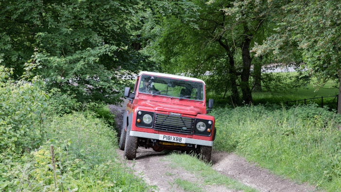 New kit said to easily convert working Land Rover Defenders to electric ...